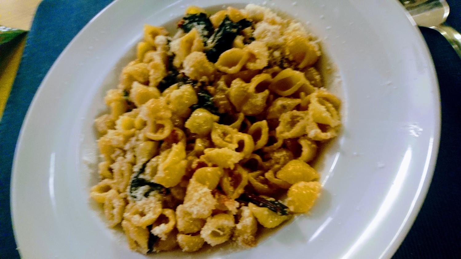 Conchigliette in padella con biete e Ricotta fresca - Rezept - kochbar.de