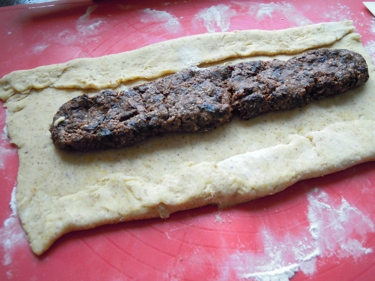 Topfen/Quark Stollen mit Dörrpflaumen Füllung - Rezept - kochbar.de