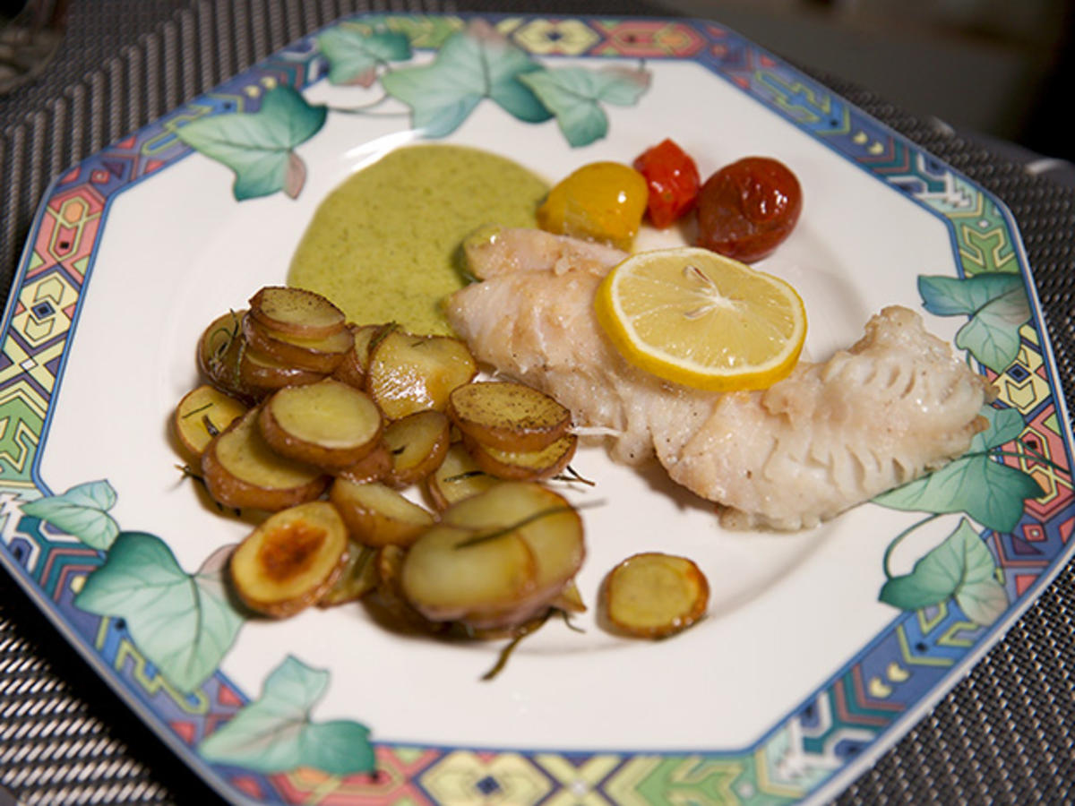 Filet vom Rotbarsch mit Rosmarin-Kartoffeln und Rosmarin-Tomaten, dazu ...