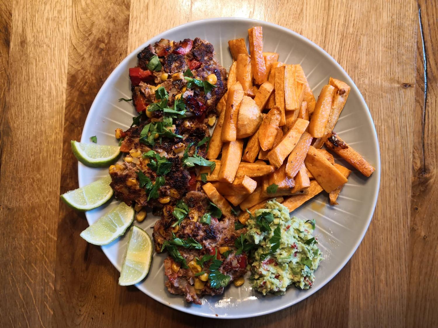 Mexiko-Hacksteak mit Süßkartoffel-Bites und Guacamole - Rezept - kochbar.de