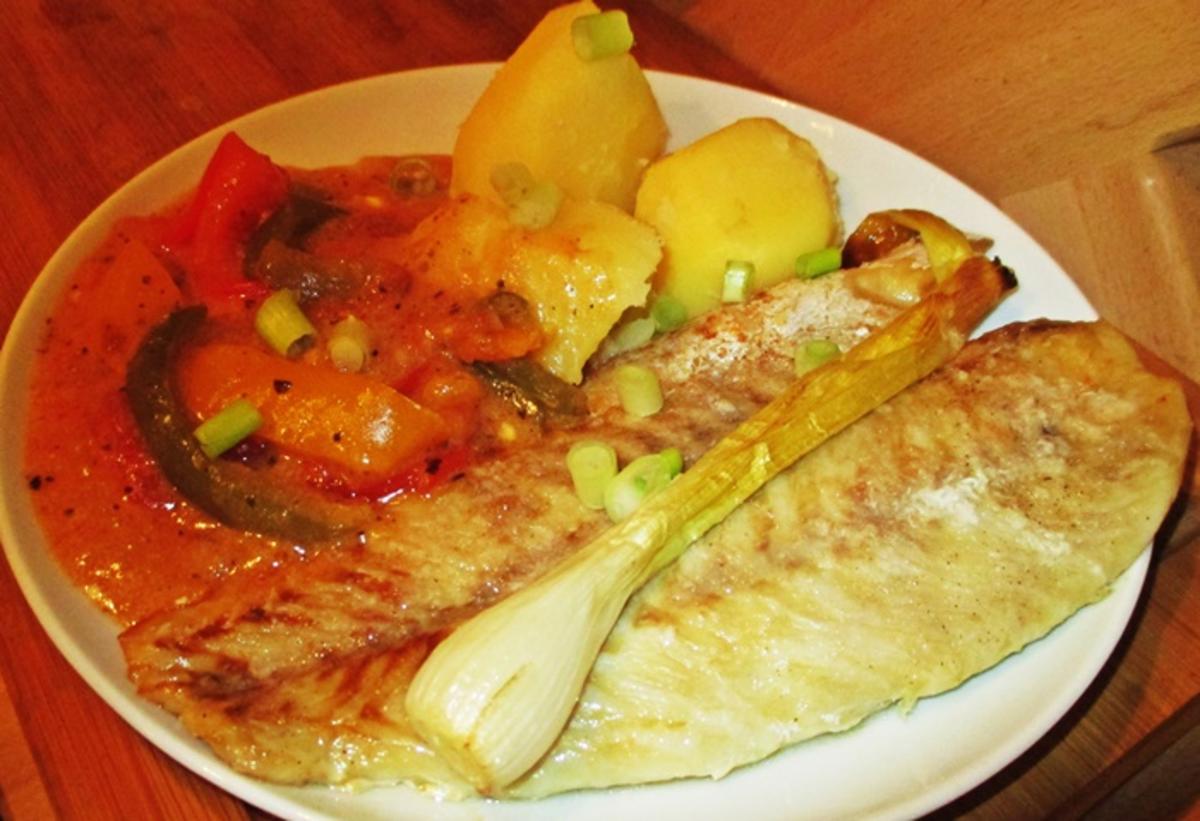 Rotbarschfilet mit Paprika-Tomatensoße - Rezept - kochbar.de