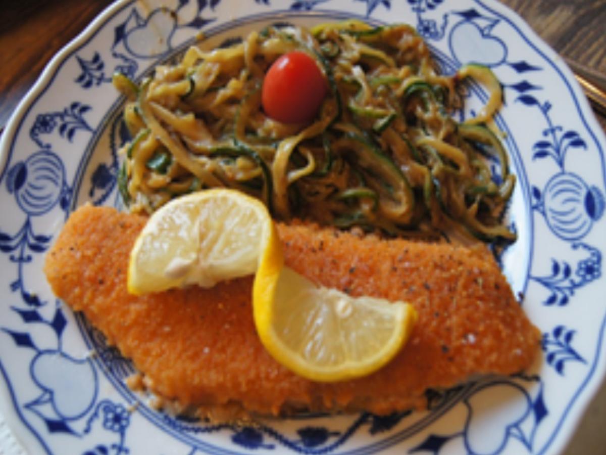 Seelachsfilet paniert in knuspriger Panade mit Zucchini Spaghetti ...