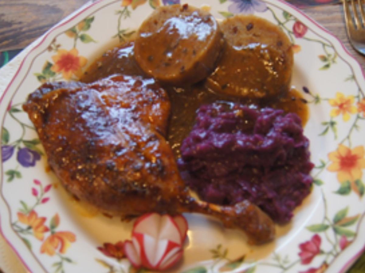 Entenkeule mit Sauce, Apfelrotkohl und Semmelknödel - einfach - von MausVoh