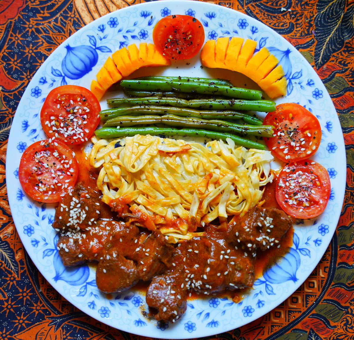 Doppelgesichtige Nudeln mit Saftfleisch und grünen Bohnen - Rezept ...