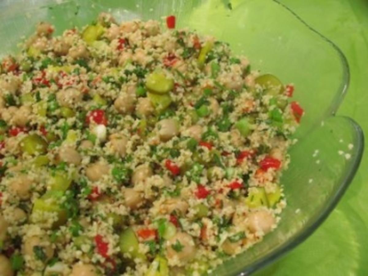 Bulgursalat mit feiner Bulgur - Weizenschrot und Frühlingszwiebeln ...