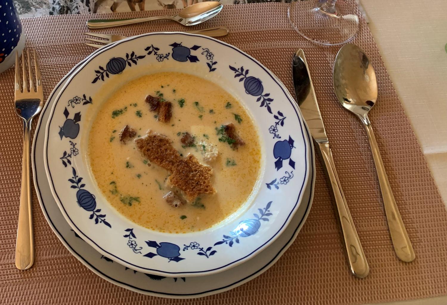 Rieslingsuppe mit feinen Croutons - Rezept - kochbar.de