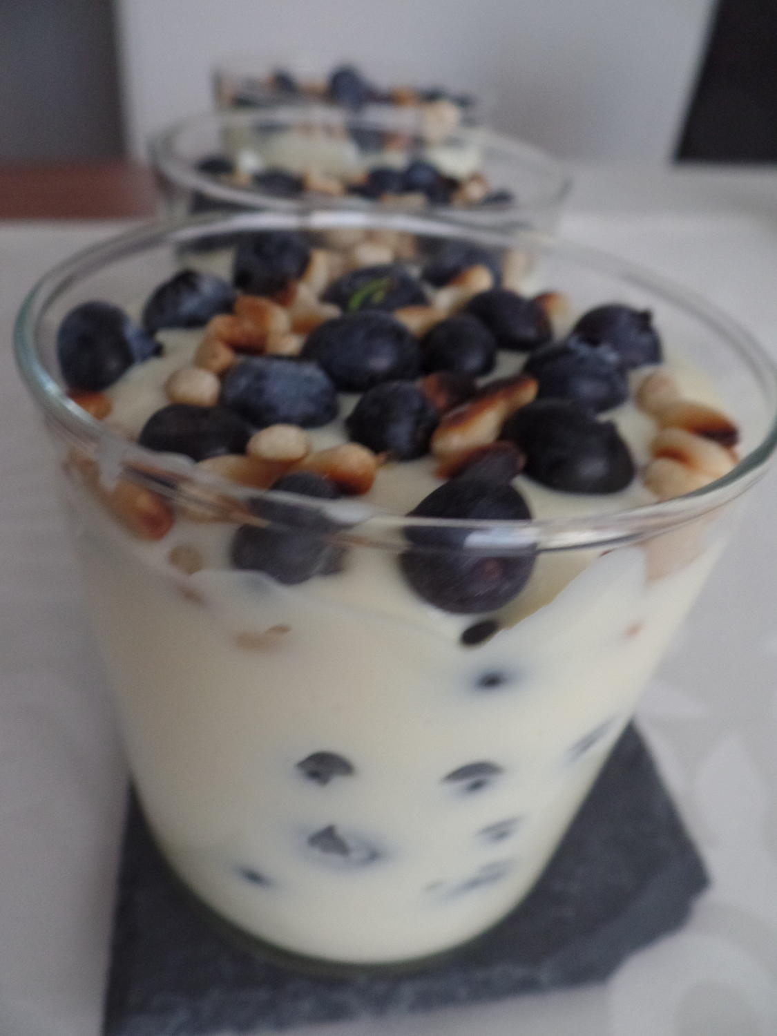 Vanille-Mascarpone-Pudding mit Heidelbeeren und Pinienkernen - Rezept ...