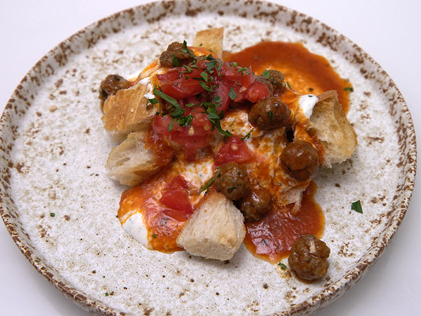 Gebratene Kebab Mini Balls auf Joghurt Fladenbrotbett - von Das ...