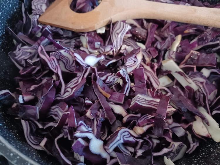Schweinebraten mit Rotkohl und Salzkartoffeln - Rezept
