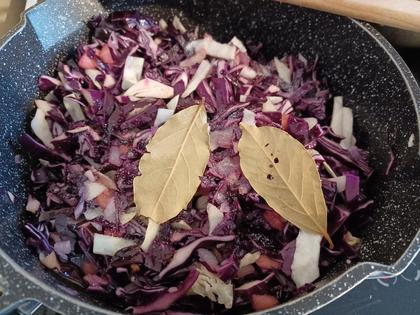 Schweinebraten mit Rotkohl und Salzkartoffeln - Rezept