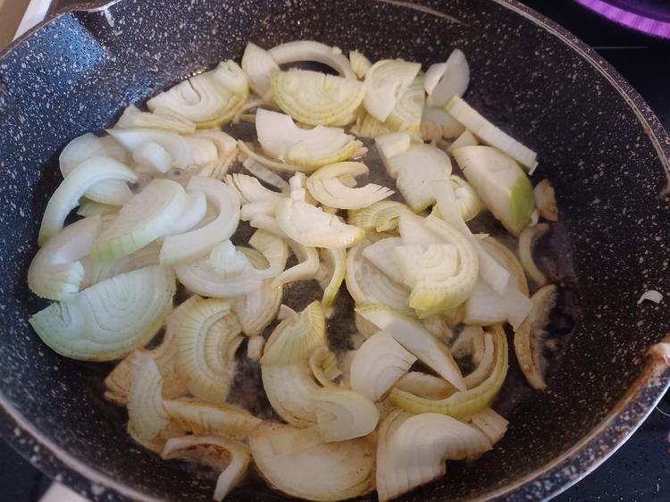 Schweinebraten mit Rotkohl und Salzkartoffeln - Rezept