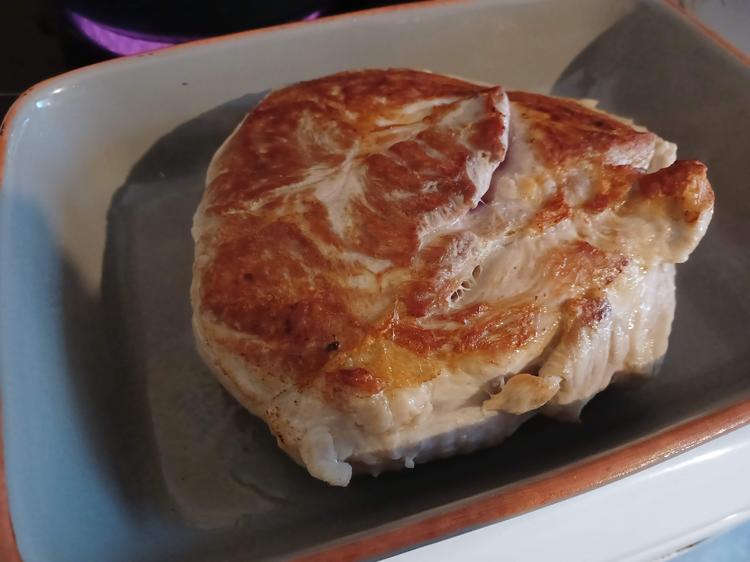 Schweinebraten mit Rotkohl und Salzkartoffeln - Rezept