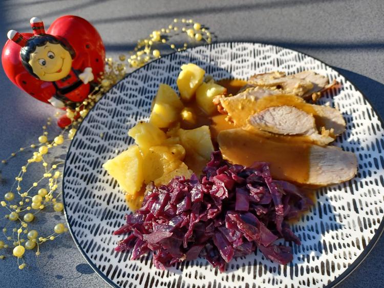 Schweinebraten mit Rotkohl und Salzkartoffeln - Rezept