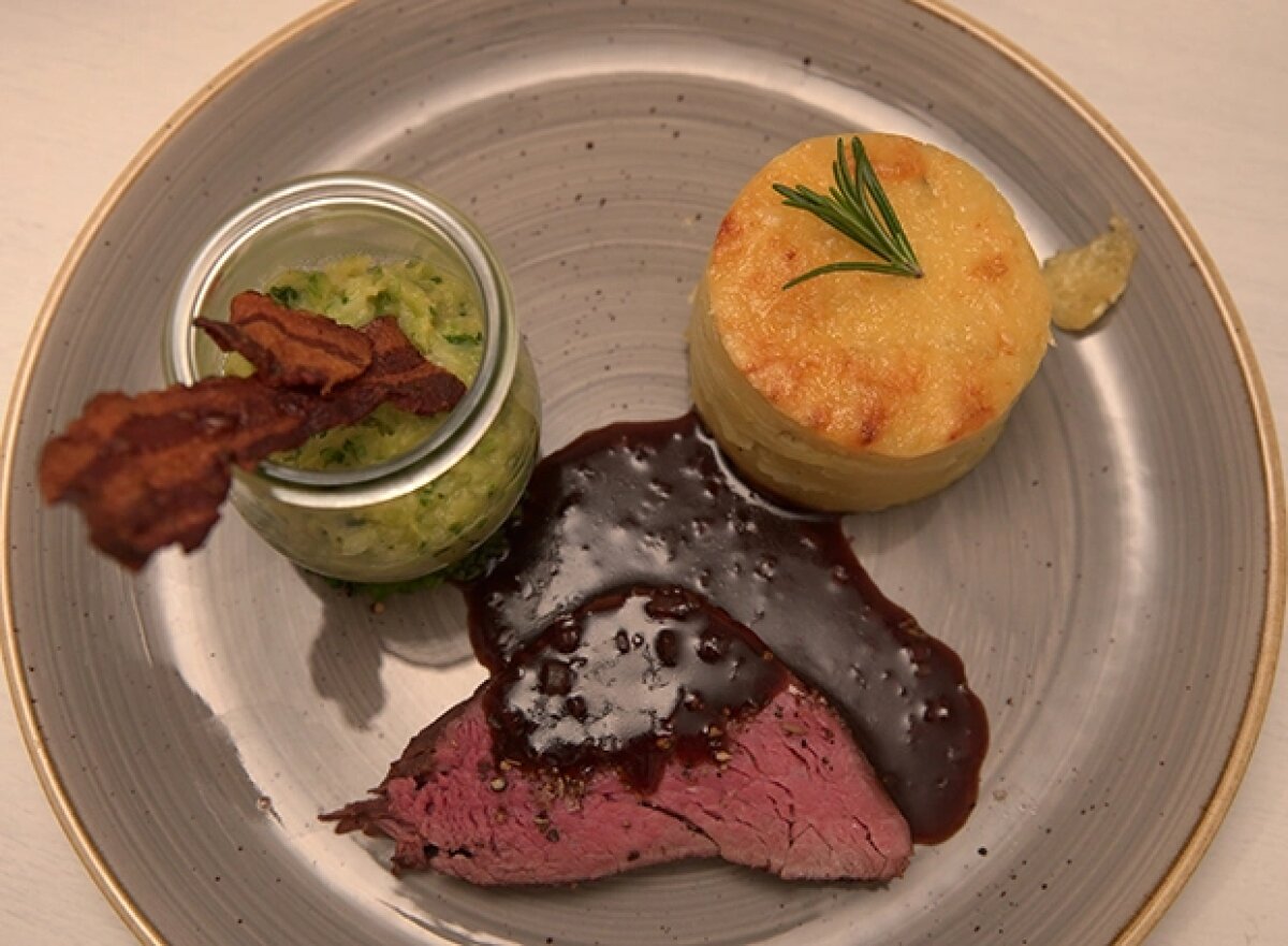Praline vom Rinderfilet an Rotwein Schalotten Soße, Wirsing und ...