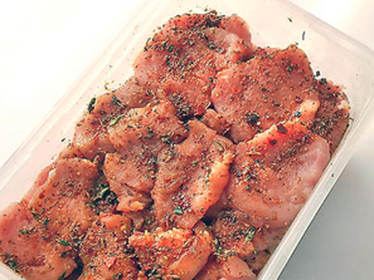 Pfannengyros von der Schweinelende, Tzaziki und griechischer Salat ...