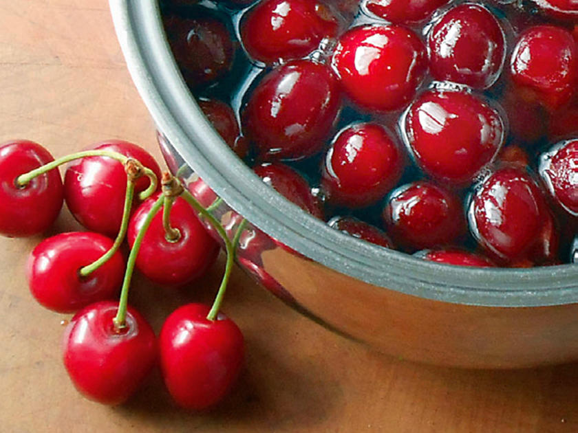 Trilogie von Crème de Cassis Mousse Vanilleparfait und Pfefferkirschen ...