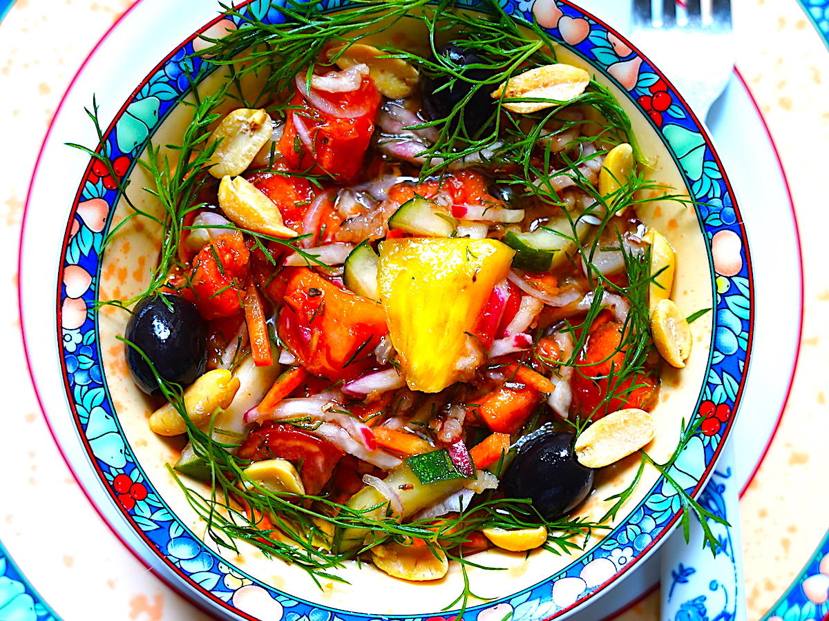 Gemischter Salat mit Paprika, Tomaten und Radieschen - schnell ...