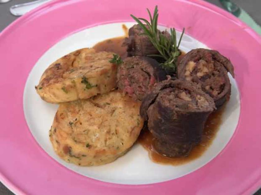 Gefüllte Hirschrouladen mit Preiselbeer Rotkohl und Semmelknödel - von ...