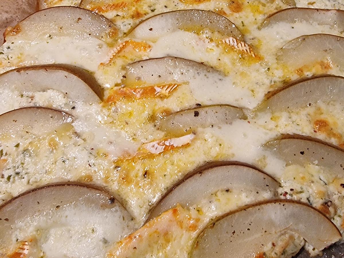 Flammkuchen mit dreierlei Käse und Birne - Rezept - kochbar.de
