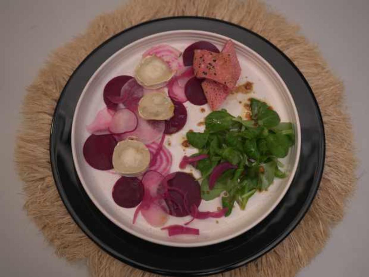 Rote Beete-Carpaccio mit Ziegenkäse und Hummus - Rezept - kochbar.de