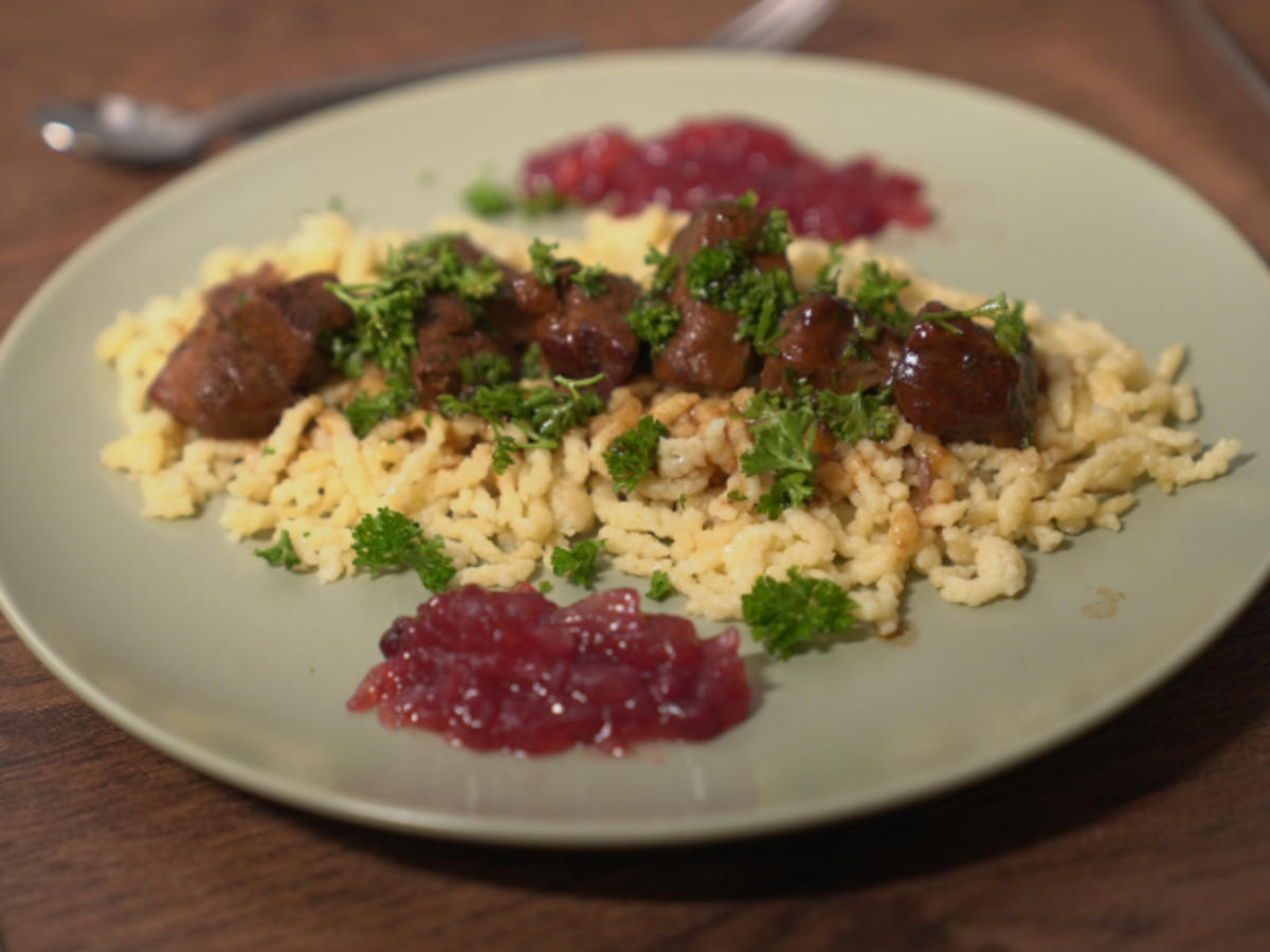 Wildschweingulasch mit Spätzle und Preiselbeer-Apfel-Ingwer Chutney - Rezept - kochbar.de