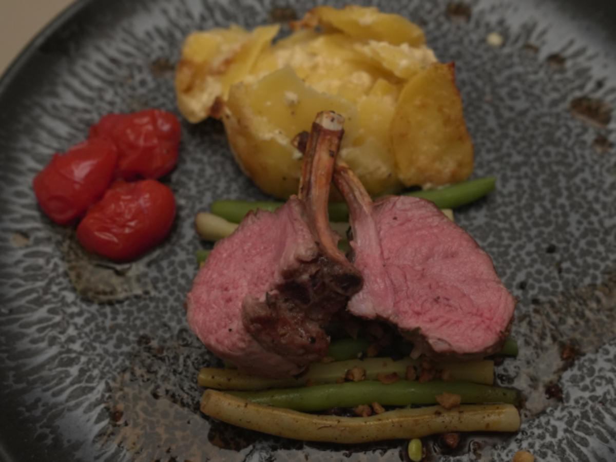 Lammkarree mit Rotweinjus, Kartoffelgratin und Bohnen - von Das ...