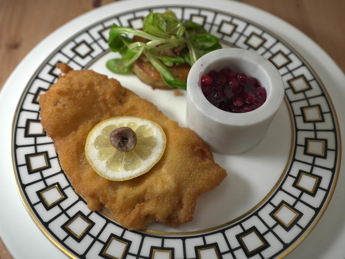 Wiener Kalbsschnitzel mit Kartoffel Parmesan Gratiné, Feldsalat ...