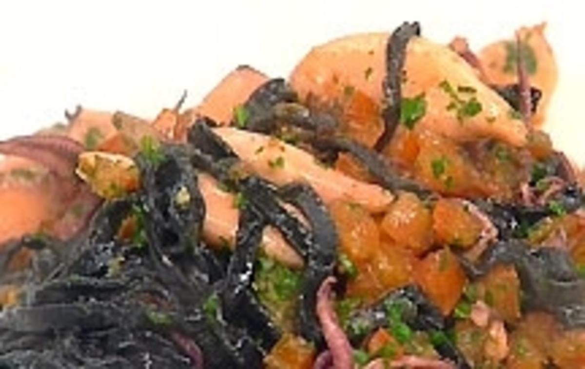 Schwarze Pasta mit Calamaretti - Rezept - kochbar.de