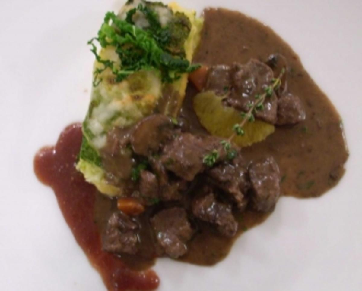 Hirschragout an Polenta-Wirsingauflauf - Rezept - kochbar.de