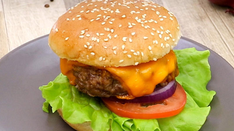 Burger mit Rinderhackfleisch und Meersalz fein - Rezept mit Video ...